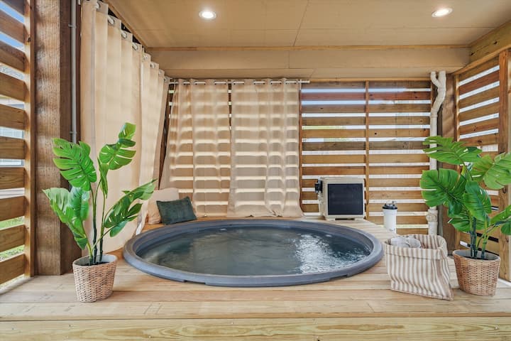 Beautifully Designed Tiny Home W/ Dip Pool! - Galveston, TX