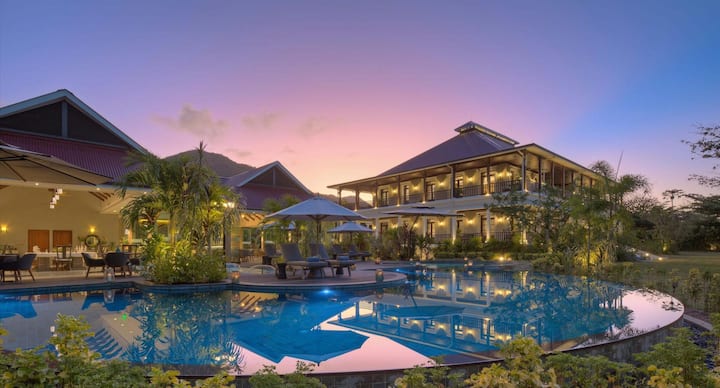 Beachfront 9br Luxury Villa W/ Staff & Pool - 세이셸