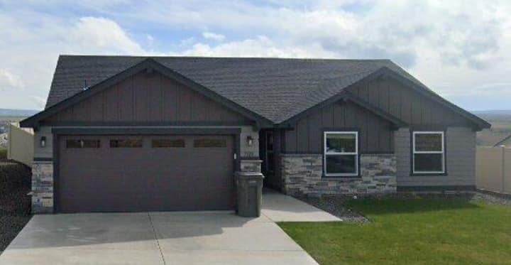 Modern Retreat | Spacious Living & Gourmet Kitchen - Kennewick, WA