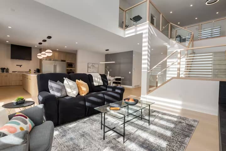 Luxuria Vibe & Vogue 5 Bdrm | Near Lake! - Chestermere