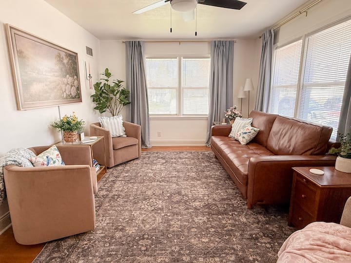 Bluebird Cottage ~ 4bd/2ba + Kids Zone + Patio! - Springfield, IL