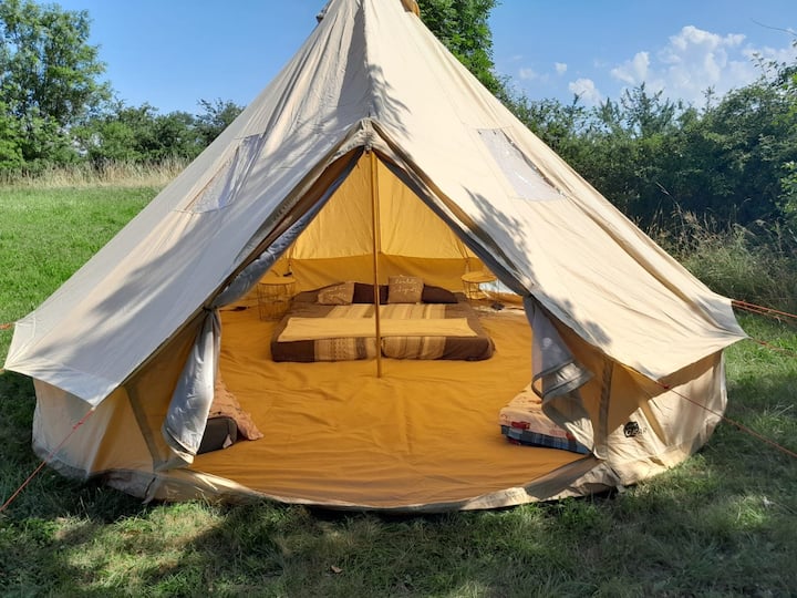 Tipi Au Milieu Des Champs Pnr Volcans D'auvergne - Aydat