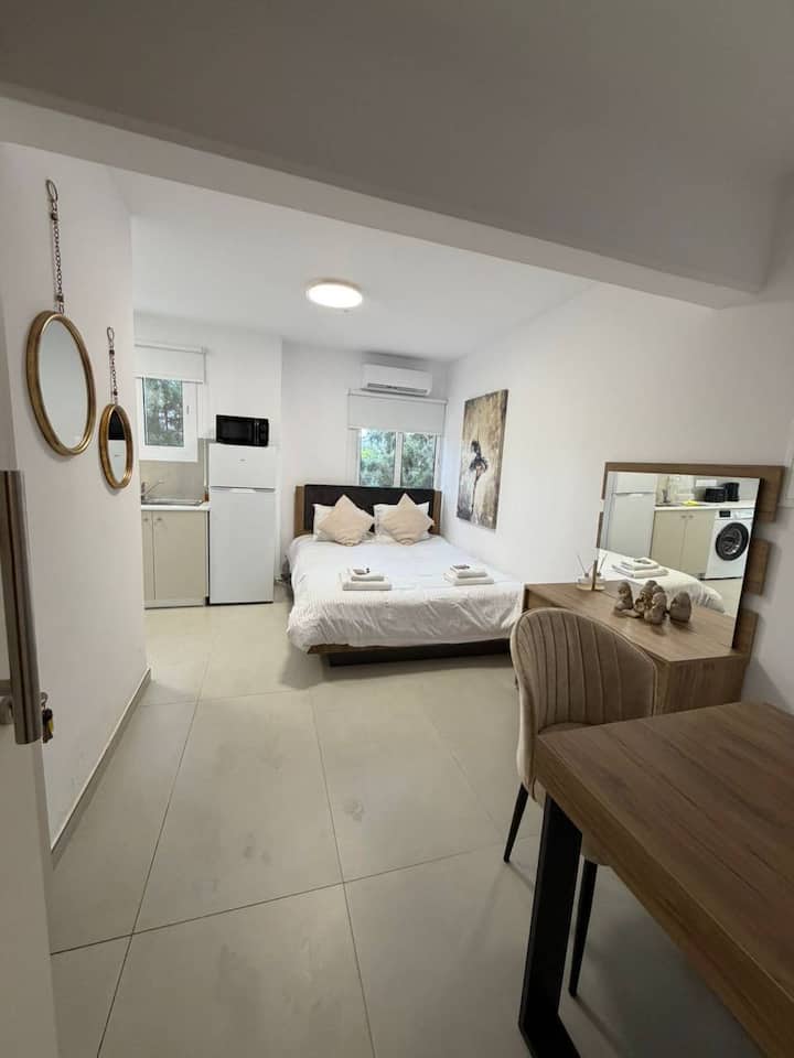 Cozy City Studio • Quiet Stay • Near Beach & Molos - Limassol