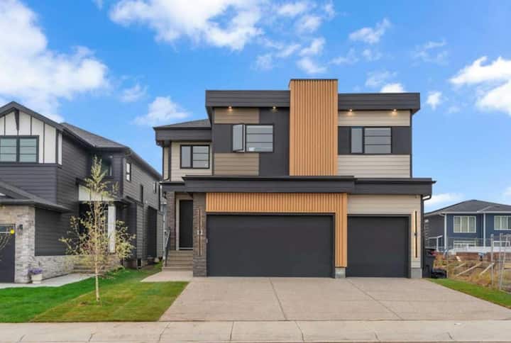 Luxe Elite Escape 8 Bdrm | Near Lake! - Chestermere