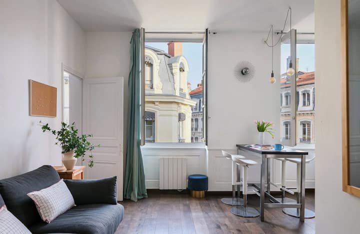Bel Appartement Lyonnais - Place Sathonay - Lyon