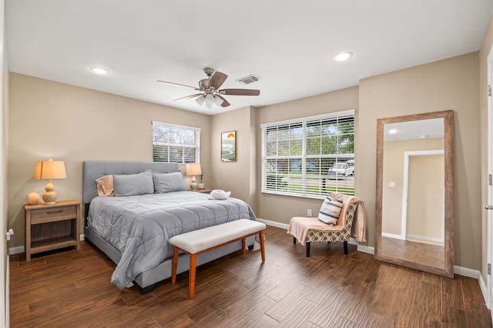 2br W/ Movie Room | Pool | Easy Access To Nrg - Briar Forest Drive – Houston