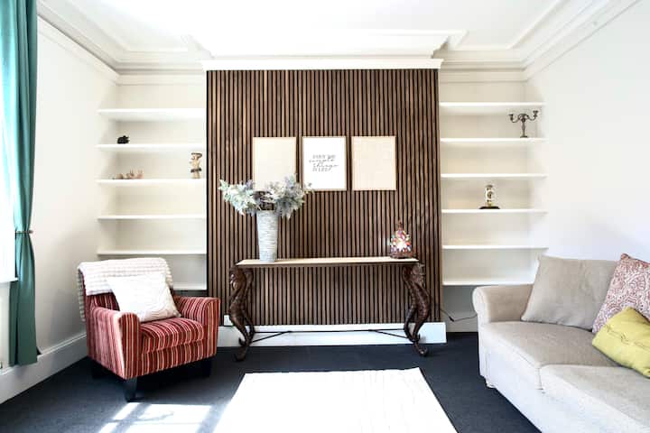 City Centre Apt | Super-king Bed | Free Parking - Wolverhampton