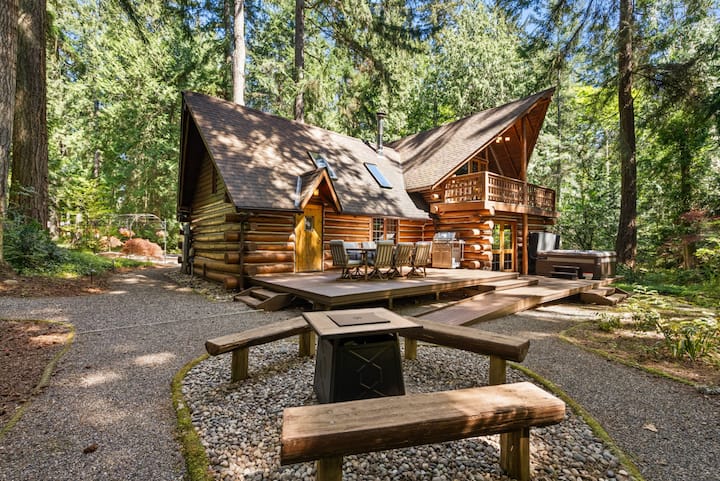 Stunning Cabin! Hot Tub/7 Beds/ Pet Friendly - Bainbridge Island