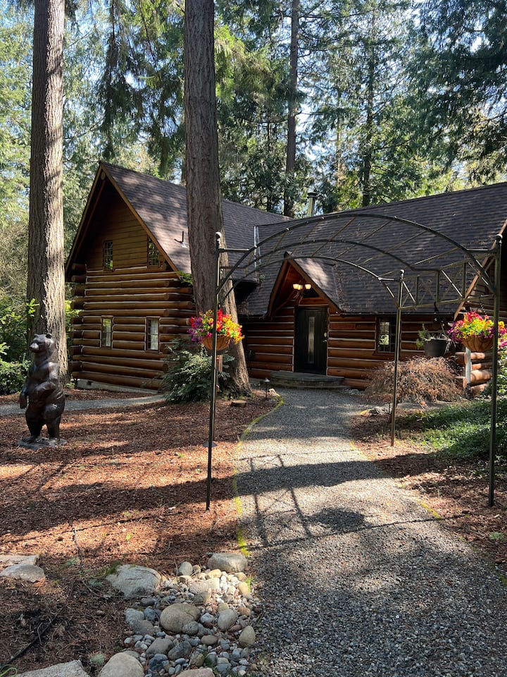 Stunning Cabin! Hot Tub/7 Beds/ Pet Friendly - Bainbridge Island, WA