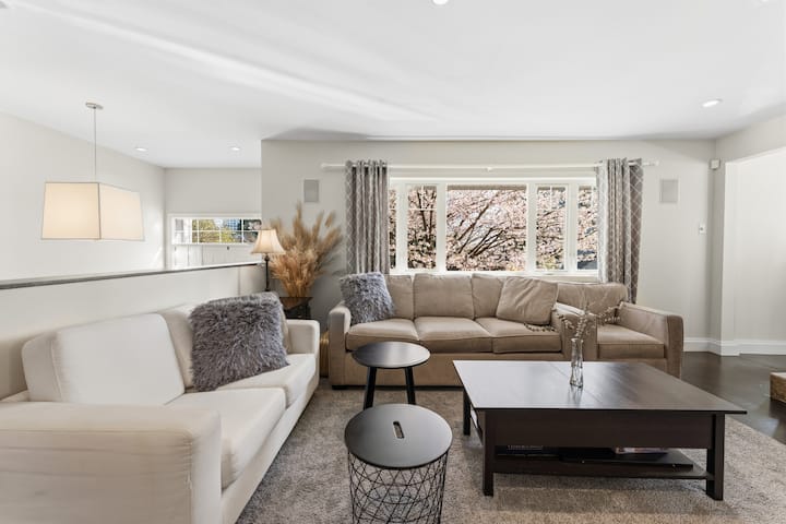 Bright Coquitlam Home|spacious Backyard | Fifa Cup - Coquitlam