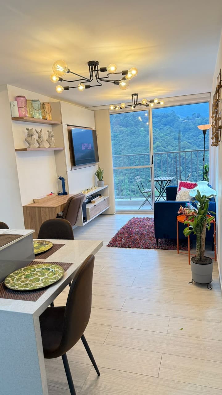 Lujoso Apartamento Con Piscina Unidad Cerrada - Medellín