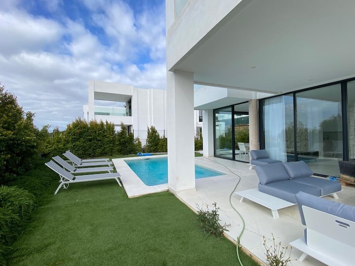 Villa Sotogrande- Sleeps 10 - Pool Access- Jacuzzi - Sotogrande