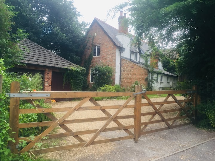 Delightful Period House With Large Sauna. - Bracknell