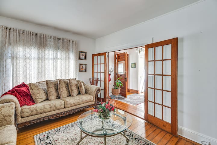 Walk To Wharf & Beaches! Newport Home W/ Patio - Newport, RI