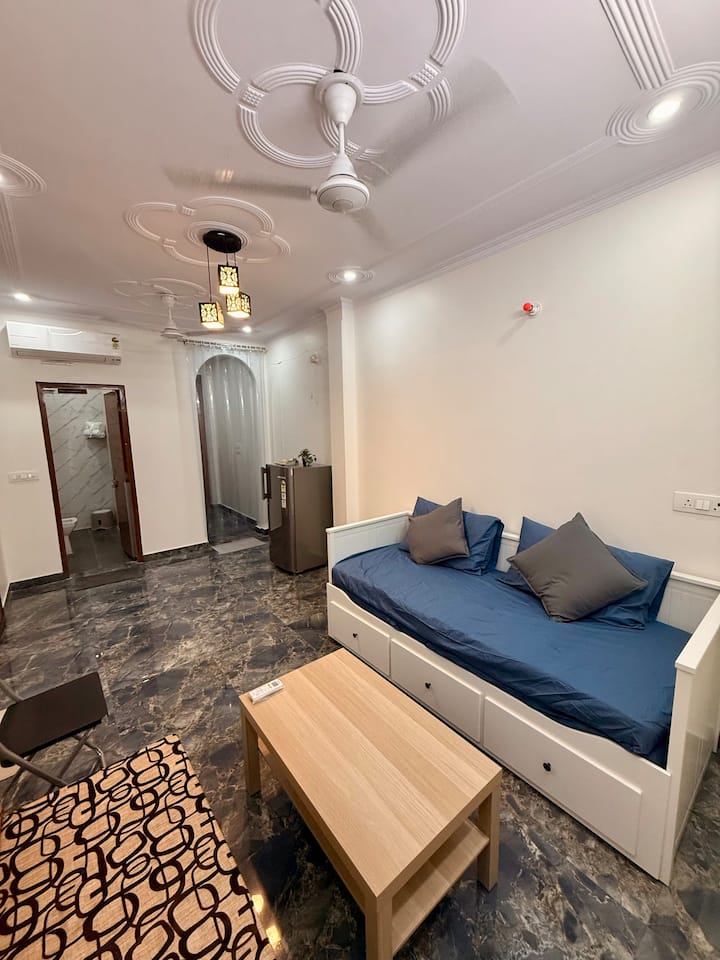 South Delhi Penthouse Stay-fast Net -Ashram Metro - Új-Delhi