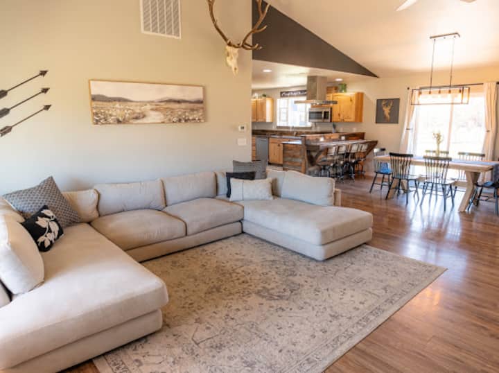 Yellowstone Retreat Hot Tub +Views | 1 Acre Escape - Livingston, MT
