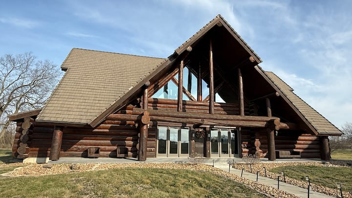 Luxury Log Lodge | 6,800 Sq Ft | World Cup Ready - Lake Winnebago, MO