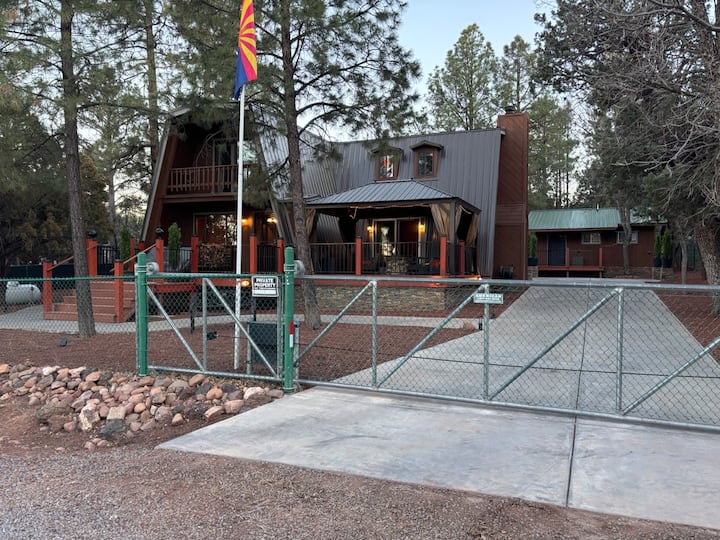 Chalet Getaway - Main House + Guesthouse - Show Low, AZ