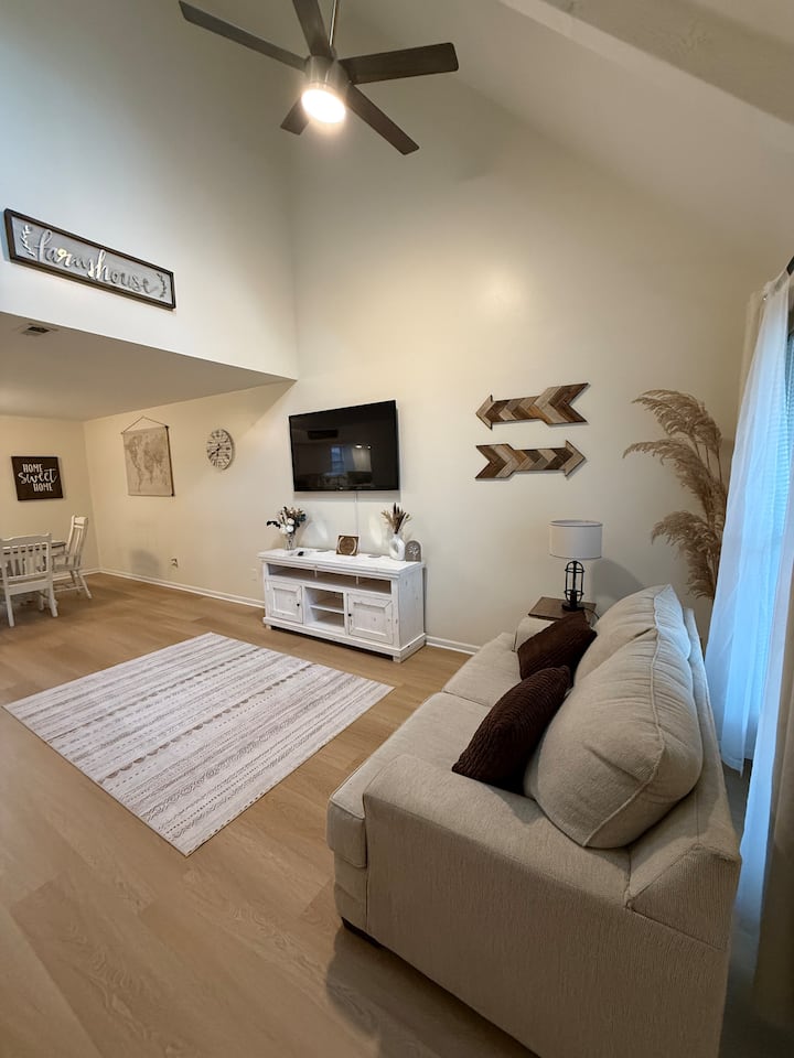 The Farmhouse Retreat - Kearney, MO