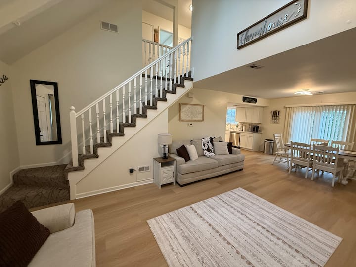 The Farmhouse Retreat - Kearney, MO