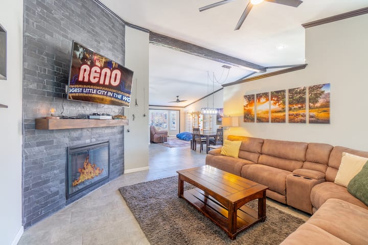 Modern Getaway For 11-  Hot Tub,  Games,  Gym - Reno