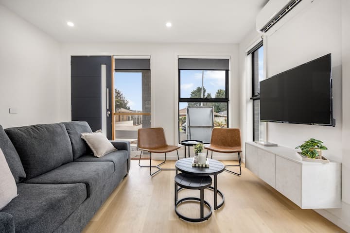 Stylish Modern 3-bedroom Home | Fully Furnished - Sunbury