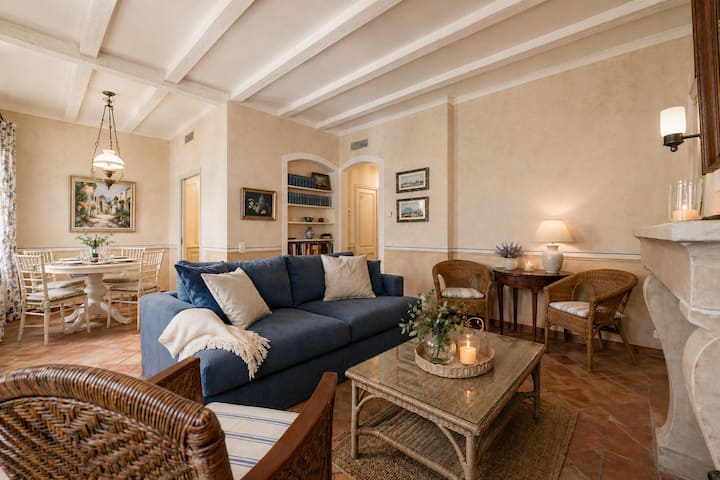 Elegant Terrace Apt | Place Des Lices - Saint-Tropez