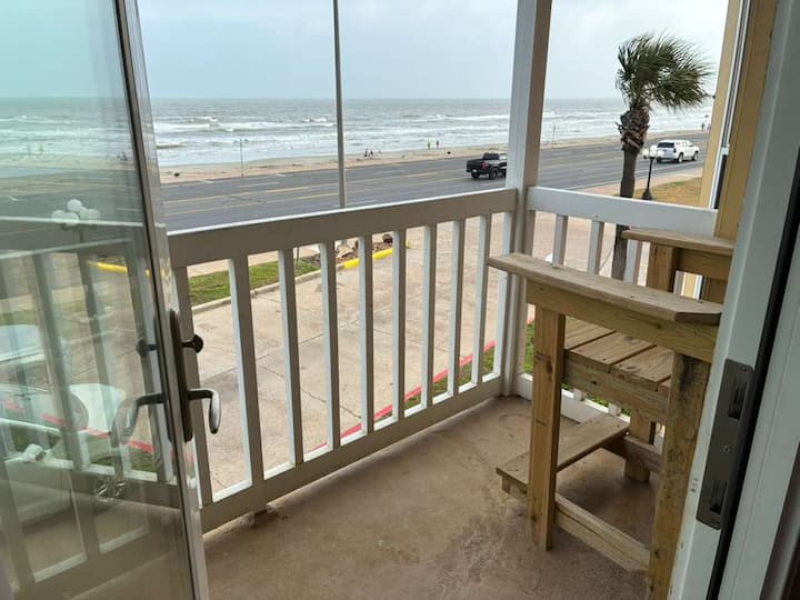 Ocean Front Condo |Cruise Parking| 2 Pools| Tennis - Galveston, TX