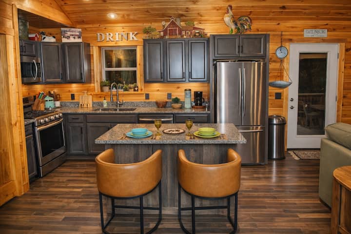 Luxury Cabin Near Dtwn•hot Tub•sauna•shuffleboard - Gatlinburg, TN