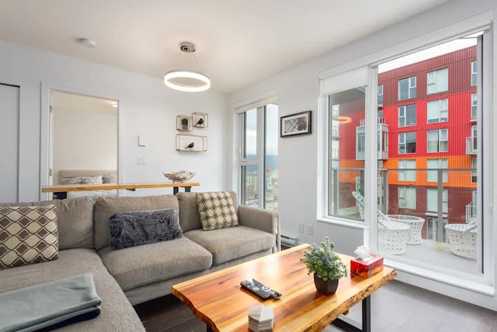 Modern Condo W/ View In Strathcona - 6 Mins Dt - Vancouver