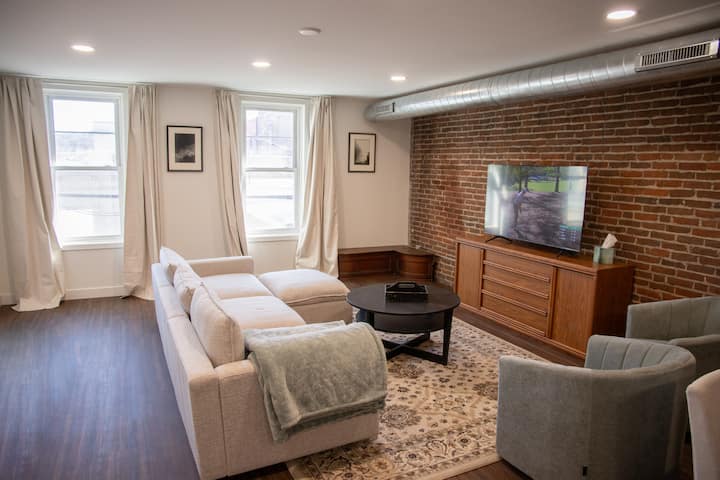 Lena's Loft • Self Check-in • Free Parking - Decorah, IA