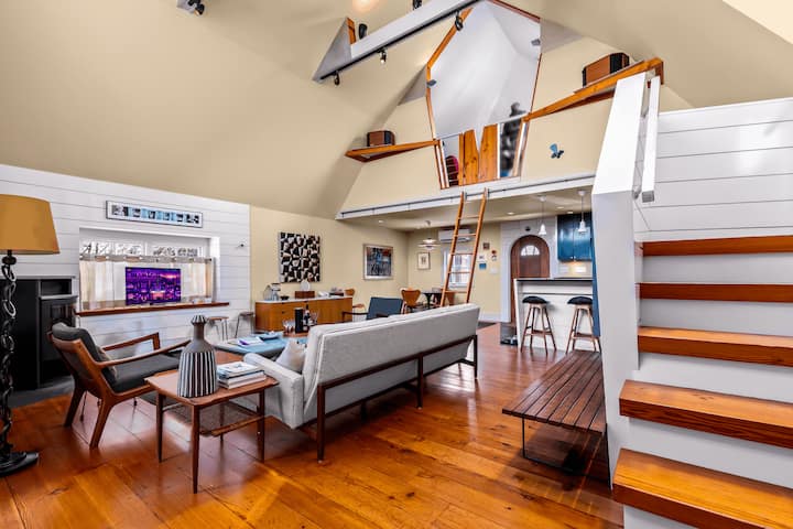 Historic Ptown Cottage - Dogs, Deck, Parking - Provincetown, MA