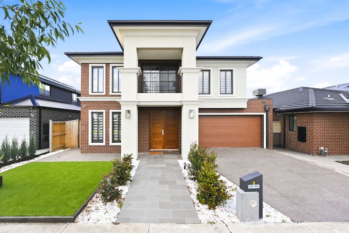 Stunning Park-fronted Luxury Grand Family House! - City of Wyndham