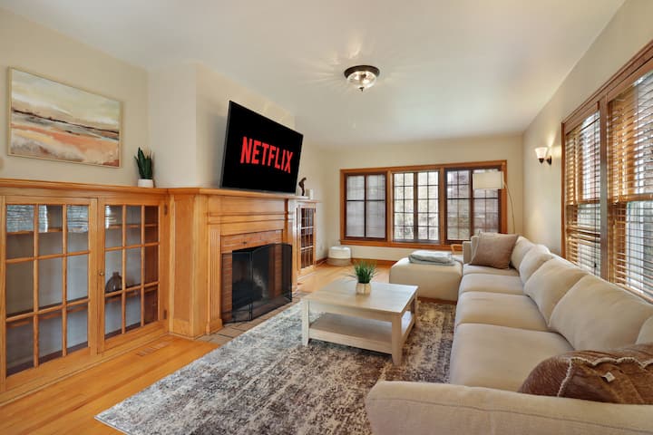 Spacious 4br Brick Retreat | Minutes To Everything - North Chicago, IL