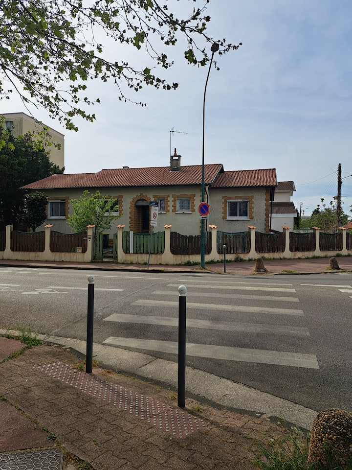 Agréable Dépendance De 5 Chambres - Corbas