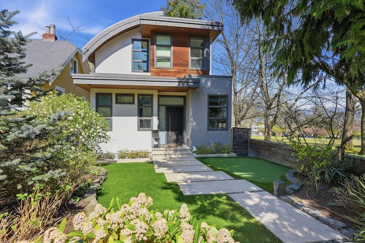 Luxury Dunbar Home | Rooftop, Putting Green & Park - Vancouver