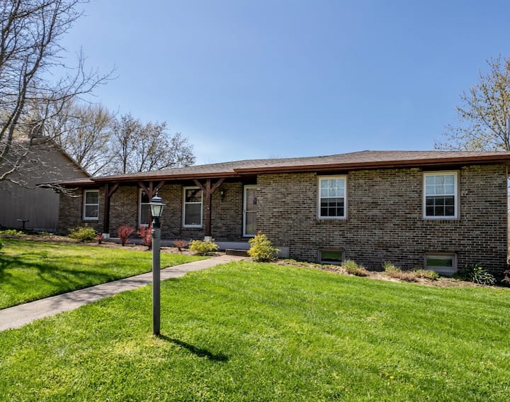 Contractor/family Hub-3 Living Areas - Sleeps Many - Columbia, MO