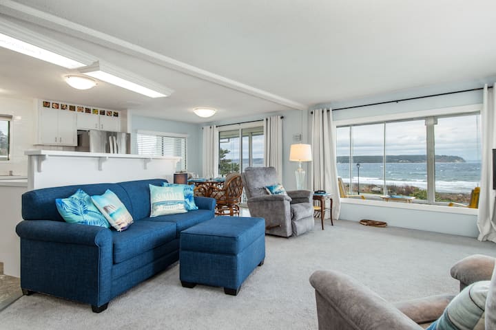 Oceanfront Duplex On The Seawalk · Sleeps 12 - Campbell River