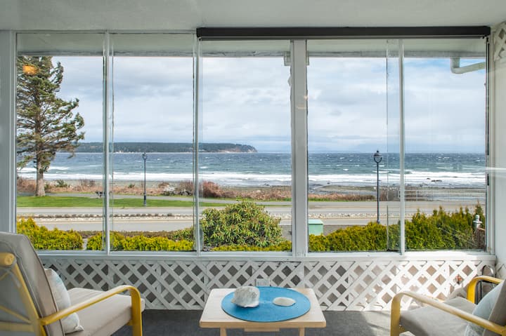 Oceanfront Duplex On The Seawalk · Sleeps 12 - Quadra Island