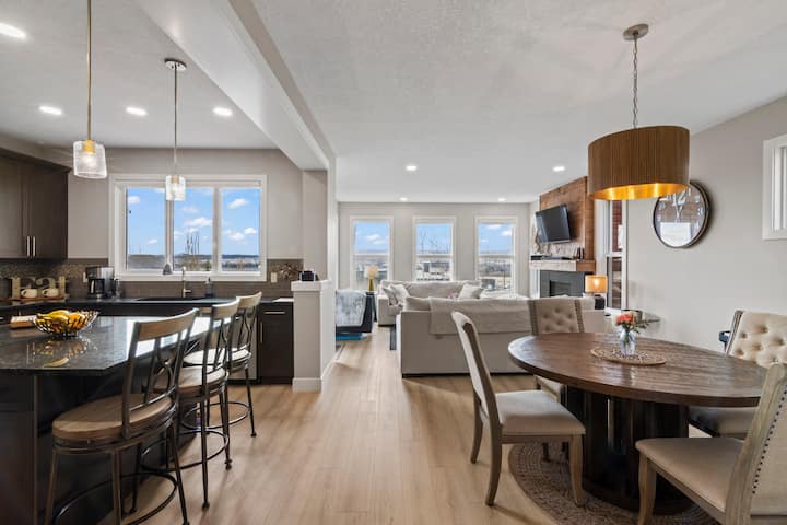Large Home With View Of The Rocky Mountains! - Cochrane