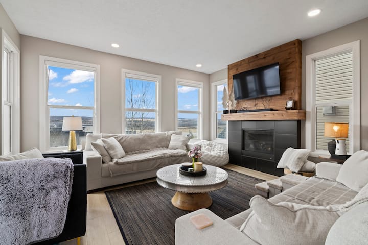 Large Home With View Of The Rocky Mountains! - Cochrane