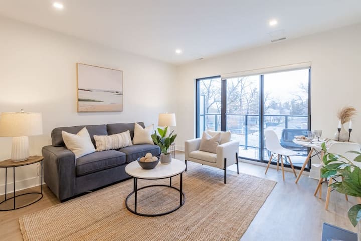 Hot Tub, Monthly Discounts- The Bend Condos - Grand Bend