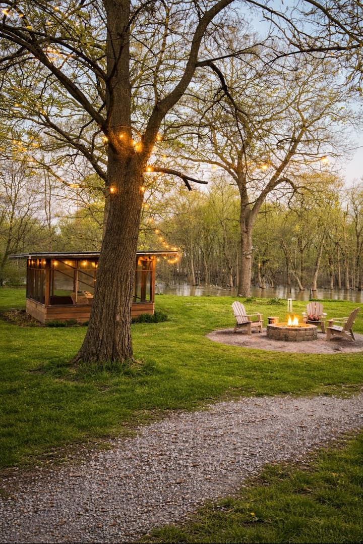 Cozy Riverfront Escape
Firepit + Riverviews - Grant Park, IL