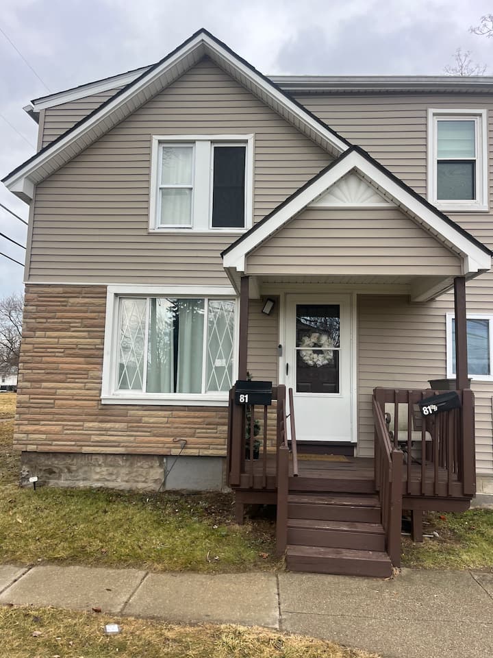 Upstairs 3 Bedroom Apartment! - Fraser, MI