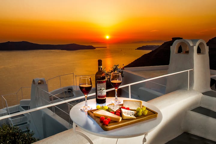 Infinity Moments Villa With Caldera View & Jacuzzi - Santorini