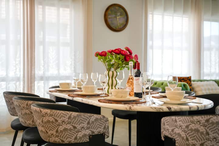 Stylish Luxury Home Park Fronted Quiet & Peaceful - Werribee