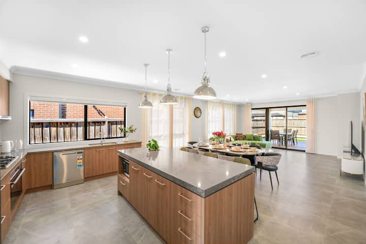 Stylish Park-fronted Luxury Grand Family House! - Little River, Australia