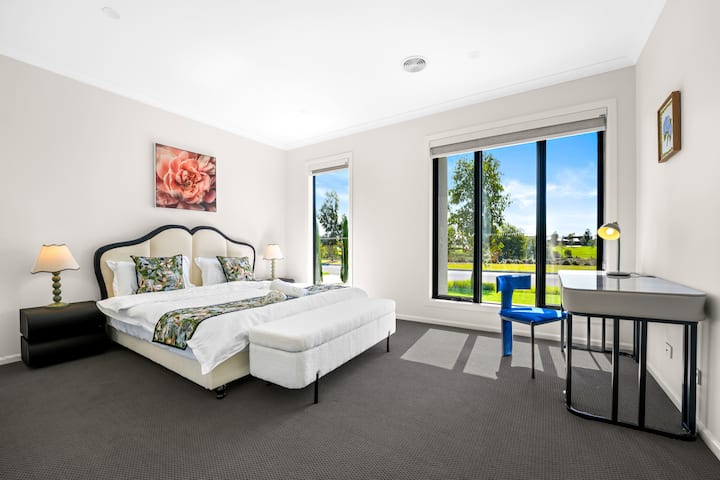 Stylish Park-fronted Luxury Grand Family House! - Little River, Australia