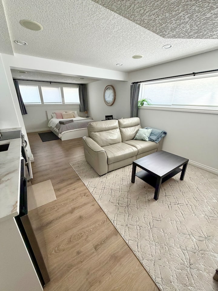Sweet Bachelor In Oakridge Sw - Calgary