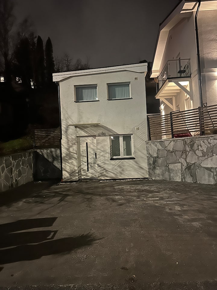 Ett Nytt Fräscht Attefallshus Till Uthyrning. - Stockholm